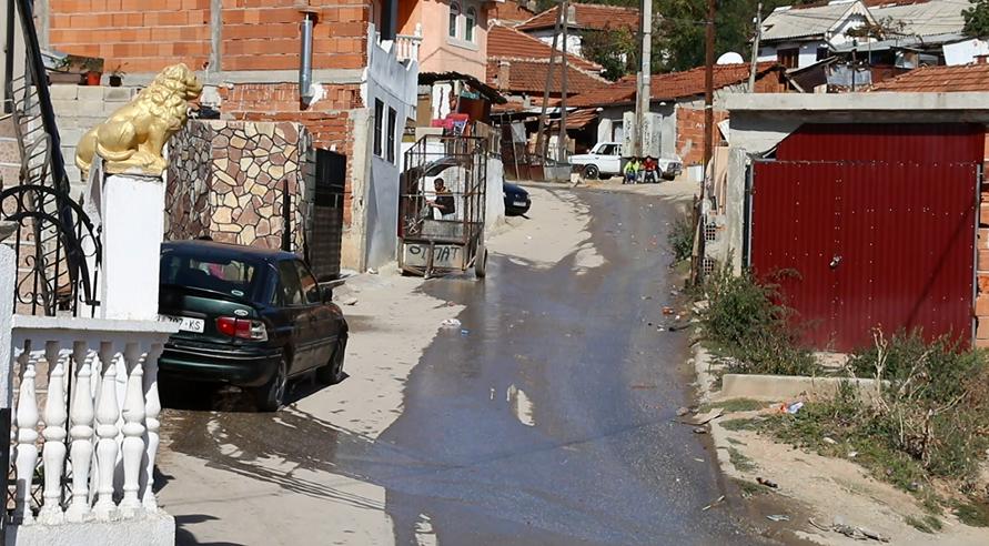 Околу 2 000 луѓе кубурат за вода во битолската населба Горен Баир ...