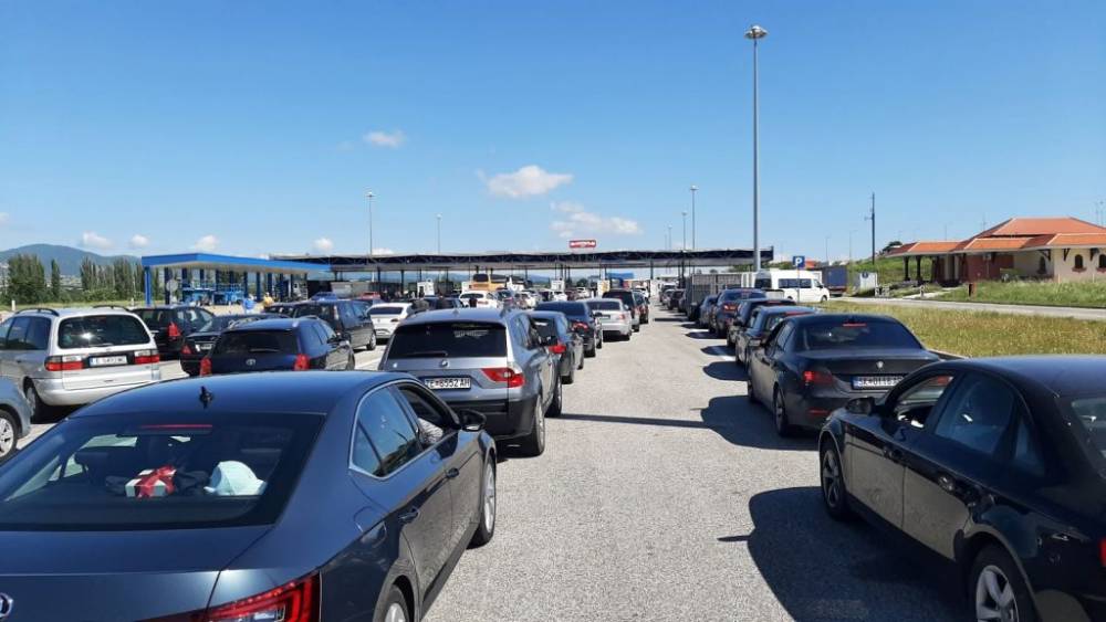 На граничните премини Богородица и Табановце се чека околу еден час ...