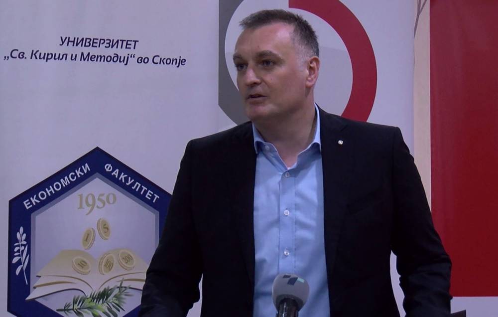 Осигурителни компании доделија степенсии за 12 студенти на Економскиот ...