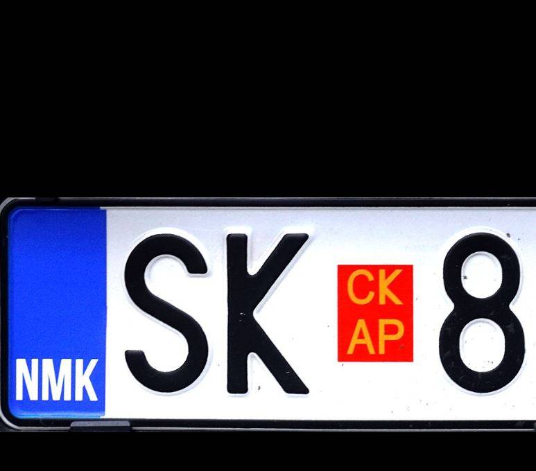 Налепници со ознаката „НМК“ наместо нови регистарски таблички - telma.com.mk