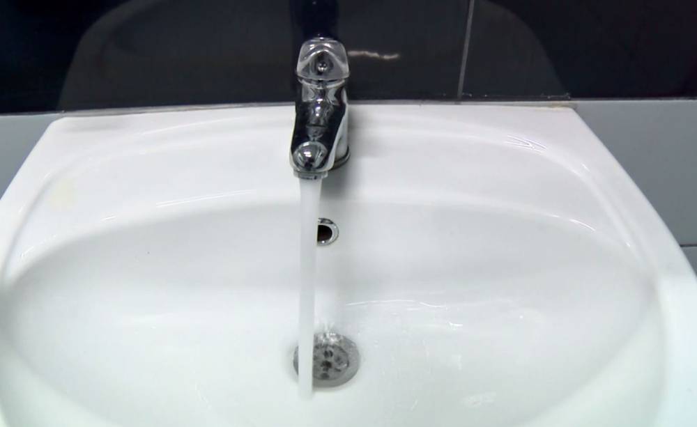 Полнат шишиња за пиење и кофи за тоалет дел од битолчани жедни покрај вода чешмите со намален