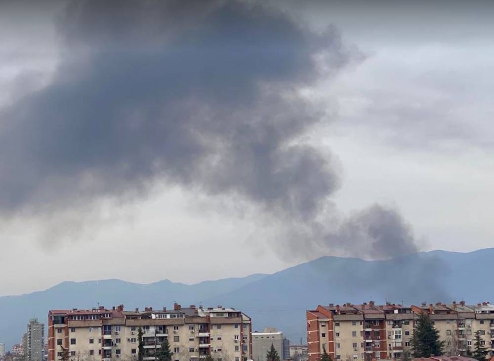 (видео)Опожарена трска на Смилковско Езеро- две противпожарни возила со ...