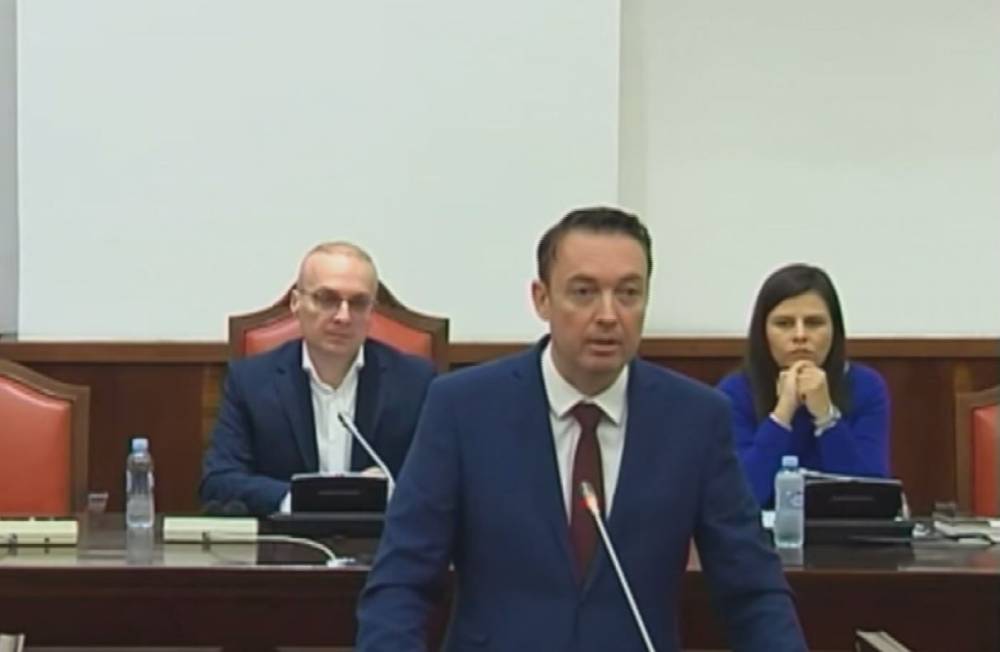 Само еден дипломат и една секретарка во Словенија, а полн куфер со ...