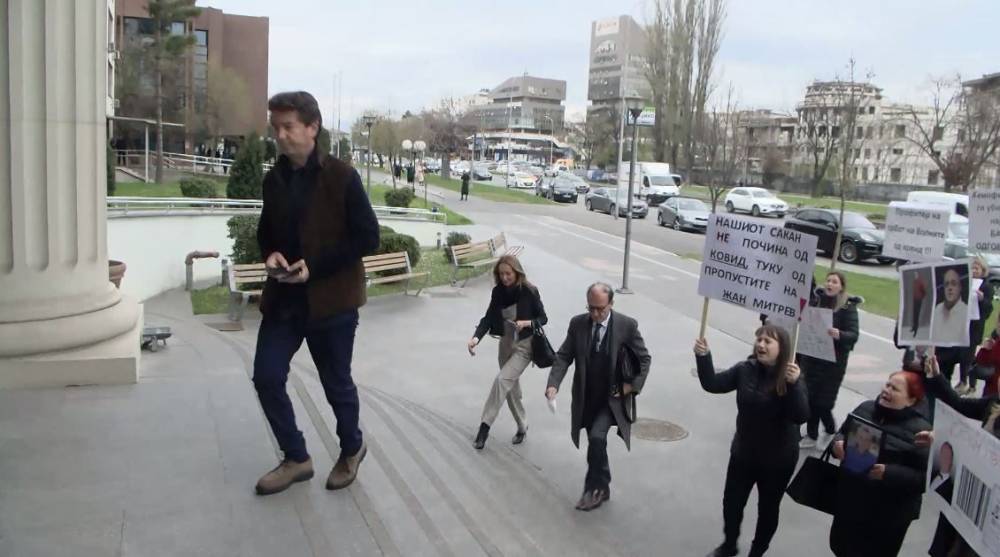 Судење Жан Митрев: Ново одлагање и протести на роднините кои бараат ...