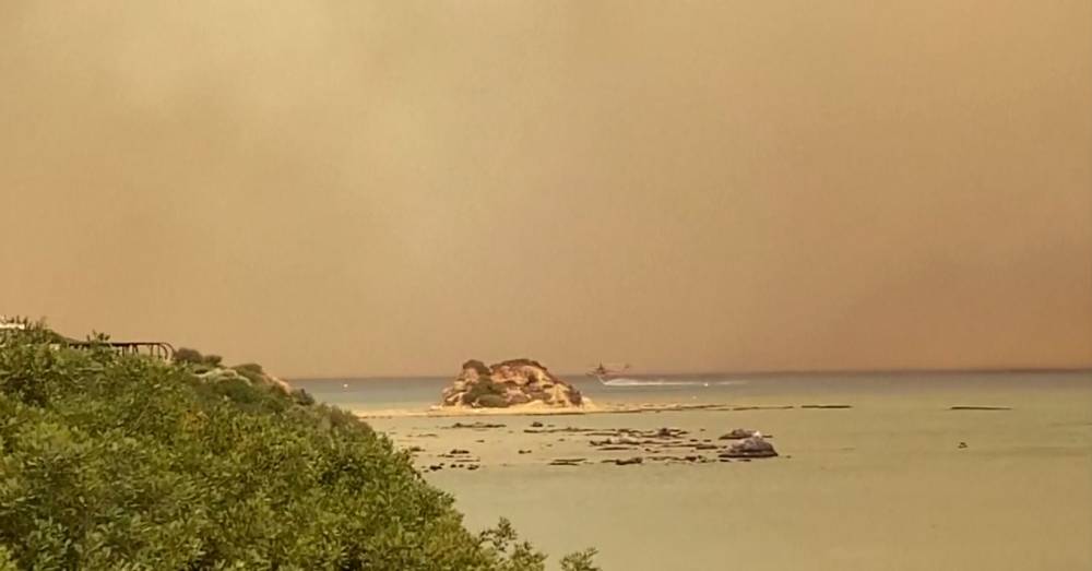 Досега превентивно евакуирани околу 19.000 лица на грчкиот остров Родос ...