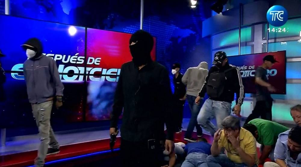 Вооружени мажи упаднаа во ТВ студио во живо во Еквадор додека земјата ...