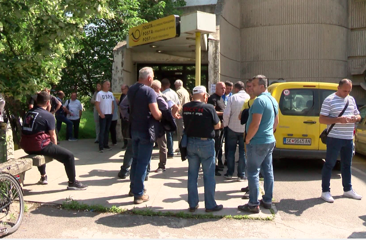 Вработените од Македонска пошта излегоа на предупредувачки протест, за ...