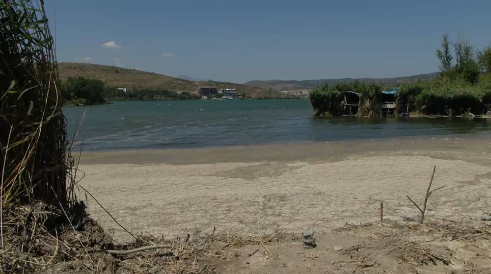 Телма репортажа: Изумира Велешкото езеро - се гуши во алги измешани со ...