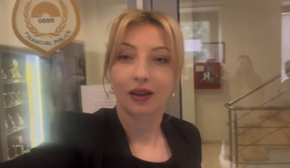 Арсовска дојде пред финансиска полиција - тврди дека заплашувале жени кои работат во Град Скопје ...